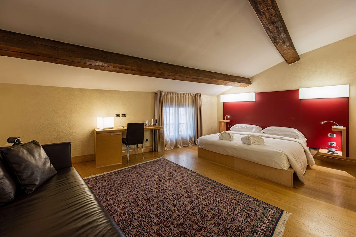 Minibar, cofre no quarto, secretária, quartos insonorizados
