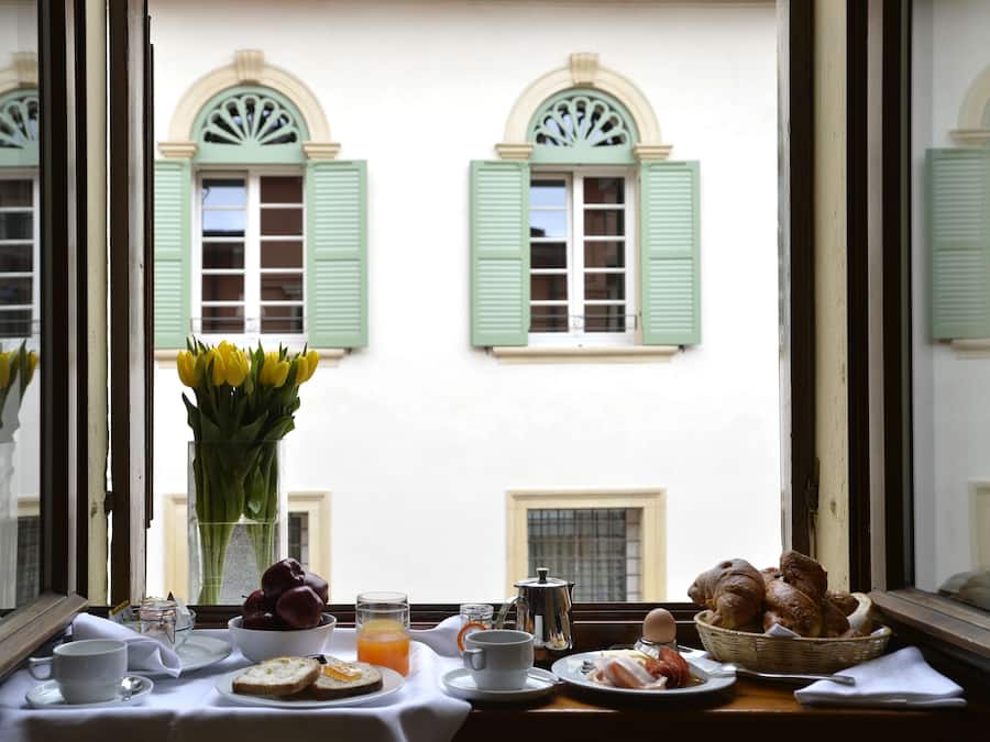 Minibar, cofre no quarto, secretária, quartos insonorizados