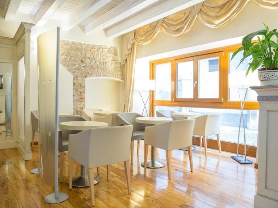 Pequeno-almoço tipo buffet diário (14 EUR por pessoa)