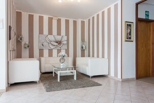 Área de estar no saguão