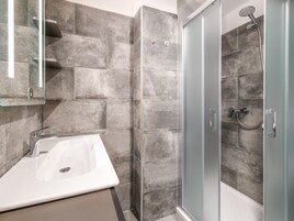 Um polibã, artigos de higiene pessoal grátis, um secador de cabelo 