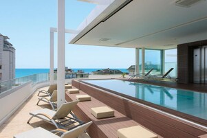 Piscina interior, piscina exterior 