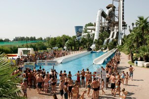 Piscina exterior, espreguiçadeiras 