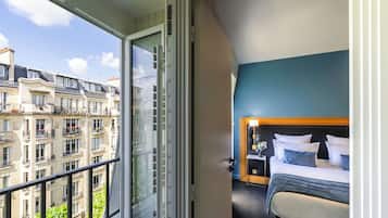 Chambre Classique Vue Tour Eiffel | Roupa de alta qualidade, camas de colchão Tempur-Pedic, cofre no quarto