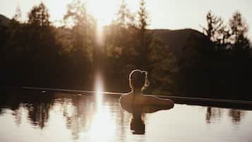 Piscina externa, guarda-sóis, espreguiçadeiras