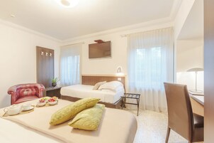 Quarto triplo | Banheiro | Chuveiro, chuveiro com efeito de chuva, produtos de toalete grátis