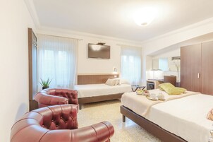 Quarto triplo | Camas Select Comfort, frigobar, cofres nos quartos, escrivaninha