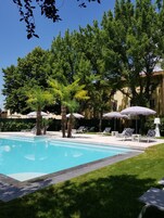 Piscina externa sazonal, piscina infinita, guarda-sóis, espreguiçadeiras