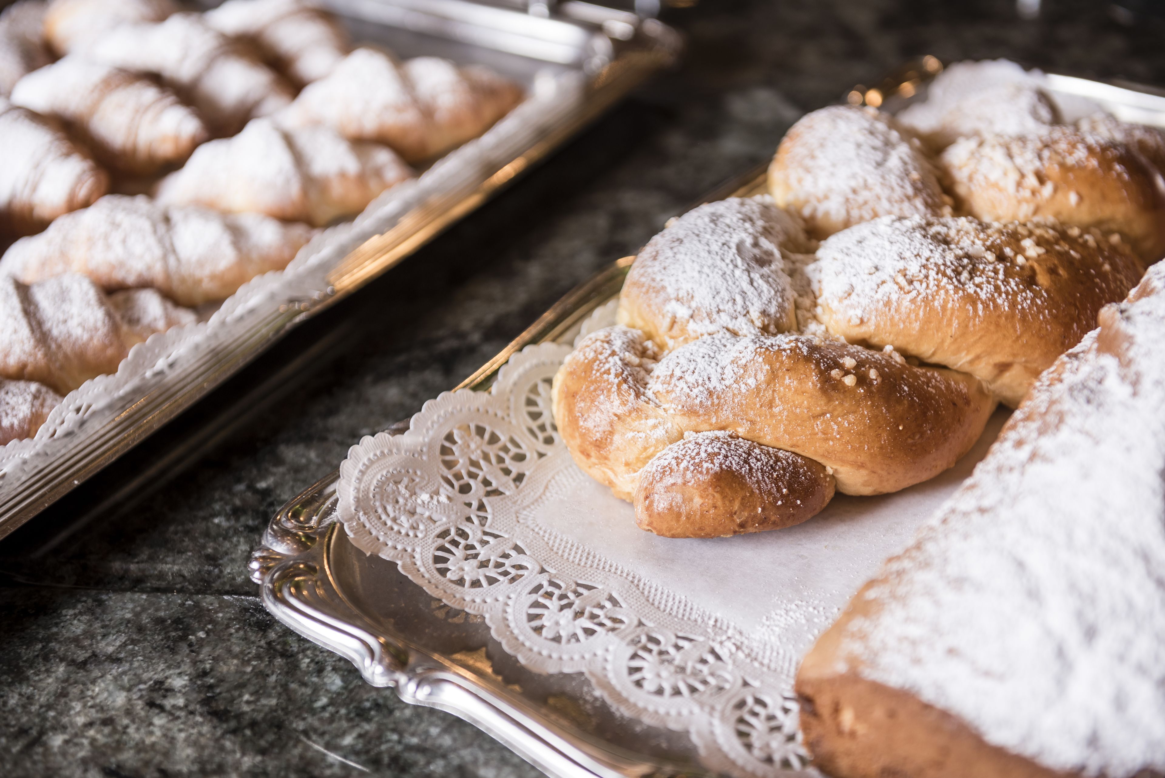 Uma bandeja de doces polvilhada com açúcar de confeiteiro.