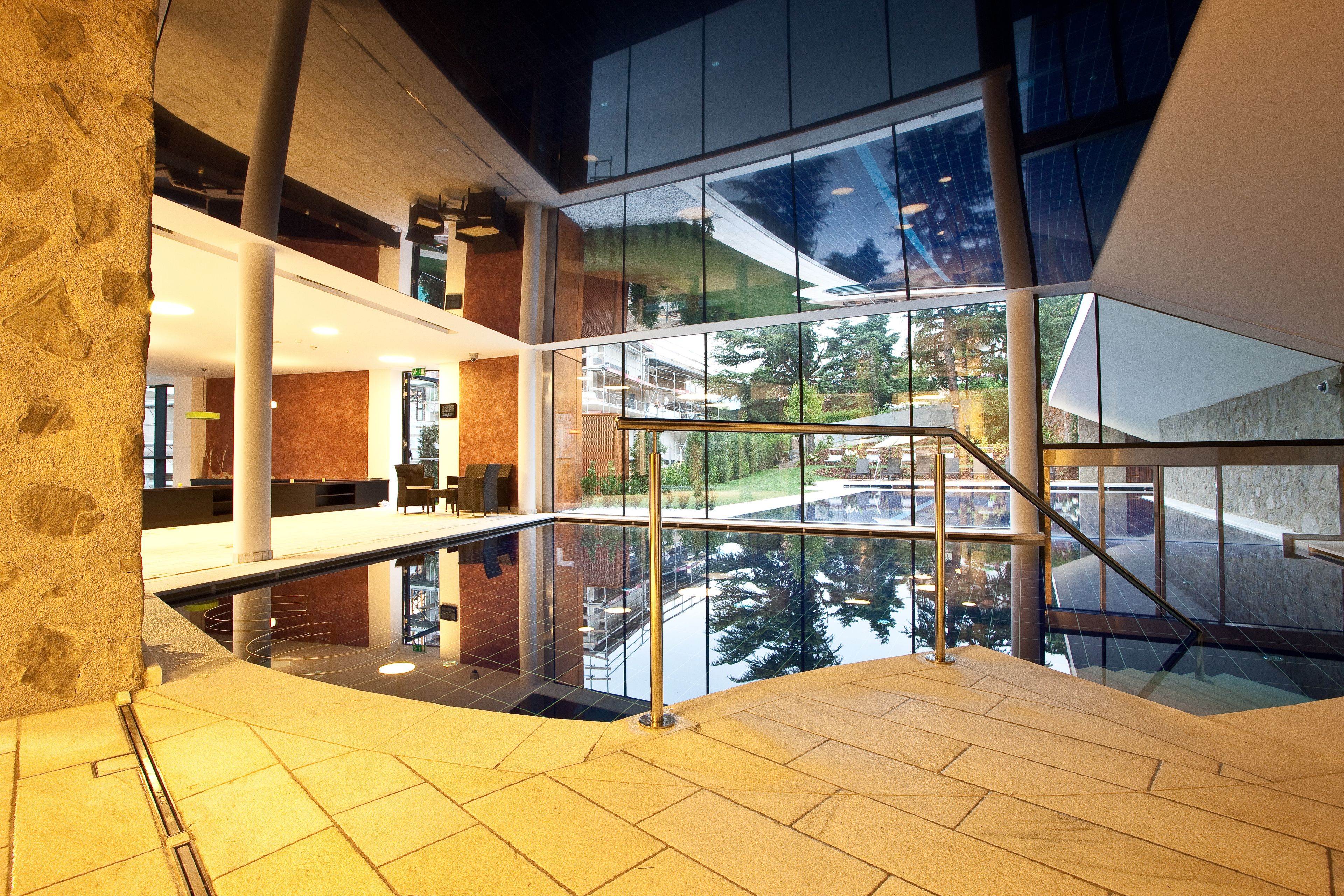 2 piscinas interiores, piscina exterior, guarda-sóis, espreguiçadeiras 