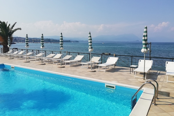 Piscina exterior, espreguiçadeiras
