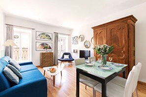 Apartamento, 1 quarto, kitchenette, Vista para a cidade | Sala de estar | TV de ecrã plano, leitor de DVD 