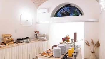 Pequeno-almoço tipo buffet diário mediante uma taxa