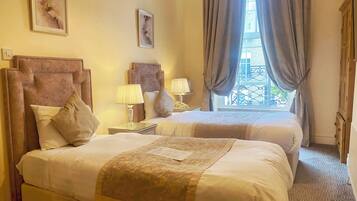 Quarto standard, 2 camas de solteiro, suíte, vista para a cidade | Edredons de pluma, escrivaninha, cortinas blackout