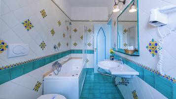 Apartamento Comfort em Condomínio Fechado, 1 quarto, vista para o mar | Casa de banho | Um polibã, uma banheira de imersão total, um chuveiro fixo