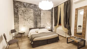Quarto casal superior | Lençóis italianos Frette, roupas de cama premium, frigobar
