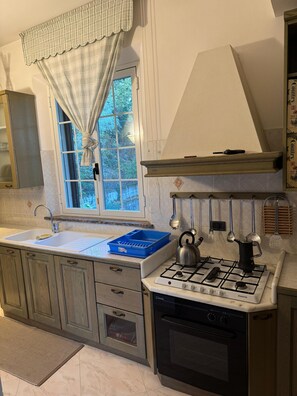 Apartamento conforto, 2 quartos, cozinha, no jardim | Cozinha privada | Cadeirão de bebê