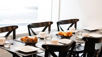Pequeno-almoço tipo buffet diário (13.5 EUR por pessoa)