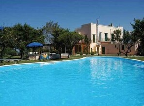 Piscina exterior sazonal, da(s) 10:00 à(s) 20:00, guarda-sóis 