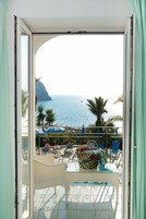 Quarto Duplo ou Twin Superior, varanda, vista para o mar | Roupa de alta qualidade, edredões de penas, minibar, cofre no quarto