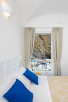 Quarto casal luxo, 1 cama de casal, sacada, vista para o mar | 1 quarto, frigobar, cofres nos quartos, escrivaninha