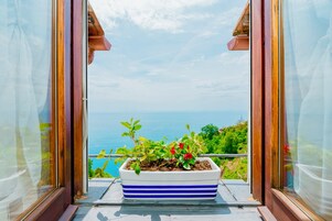 Quarto Duplo, vista para o mar (Depandance) | Minibar, cofre no quarto, secretária 