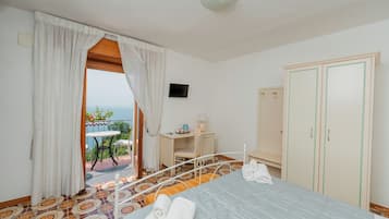 Quarto Duplo, vista para o mar (Depandance) | Minibar, cofre no quarto, secretária