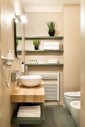 Secador de cabelo, roupões de banho, chinelos, bidê