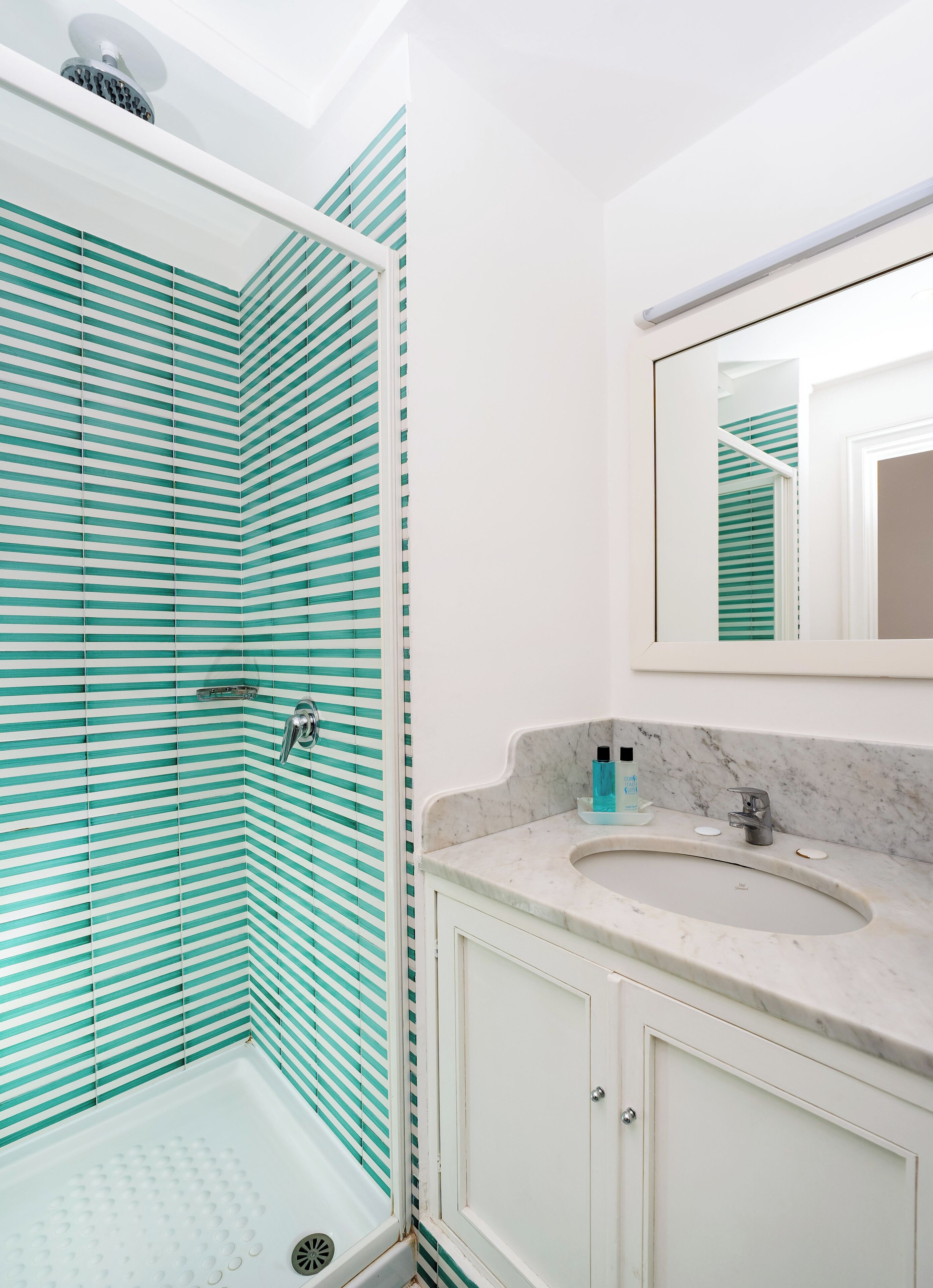 Um polibã, um chuveiro fixo, artigos de higiene pessoal grátis 