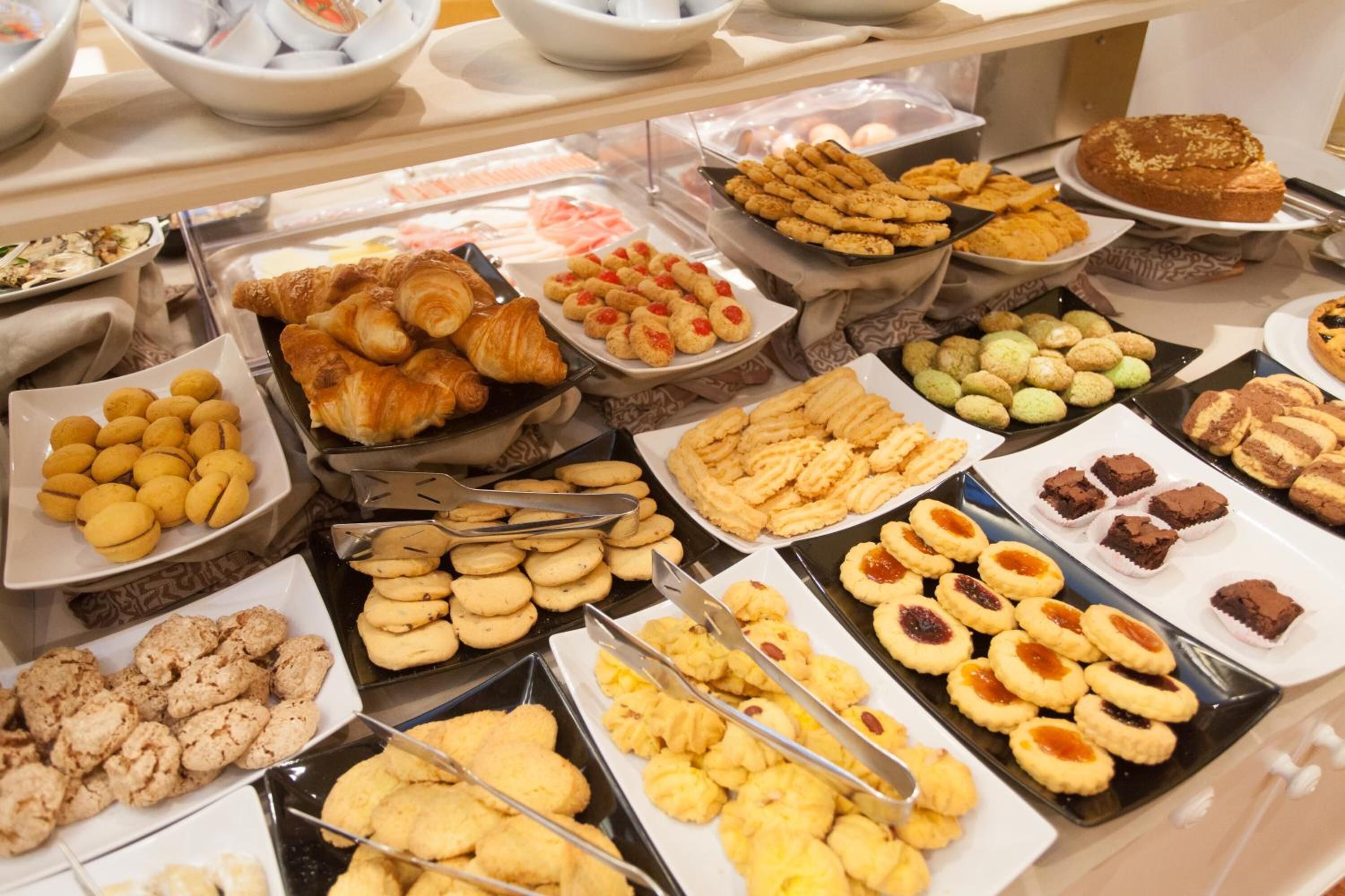 Um buffet com diversos doces e sobremesas.