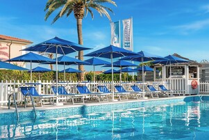 Piscina exterior sazonal, da(s) 9:00 à(s) 19:00, guarda-sóis 