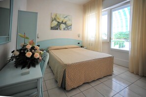 Cofres nos quartos, escrivaninha, Wi-Fi de cortesia, roupa de cama