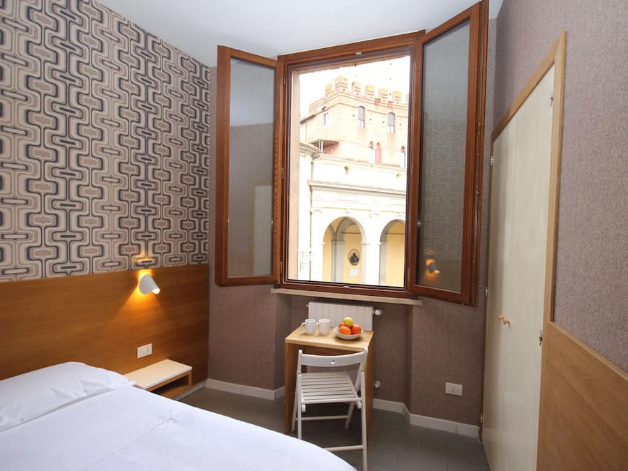 Quarto Duplo ou Twin Deluxe, casa de banho privativa, Vista para a cidade | Camas de colchão pillowtop, cofre no quarto, secretária
