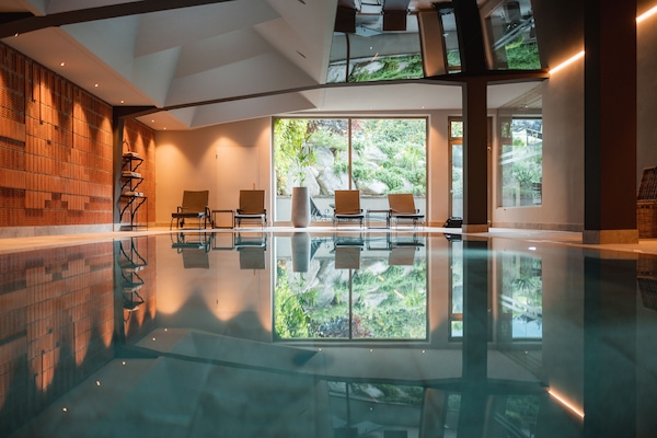 Piscina interior, piscina exterior, guarda-sóis, espreguiçadeiras