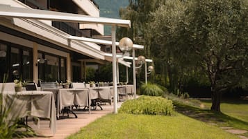 Terraço com espreguiçadeiras