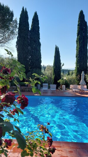 Piscina externa sazonal, funciona das 9h às 20h, guarda-sóis