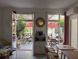 Café da manhã com buffet todos os dias mediante uma taxa
