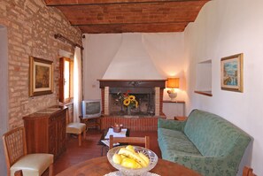 Apartamento, 2 quartos | Sala de estar | Televisor 