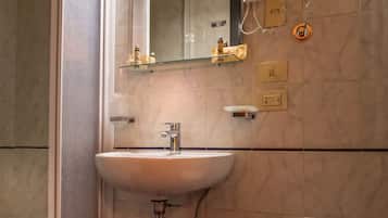 Um polibã, artigos de higiene pessoal grátis, um secador de cabelo