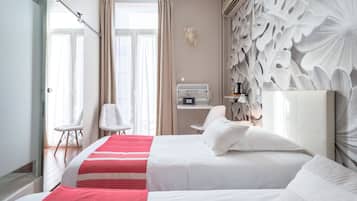 Quarto Duplo ou Twin | Com decoração personalizada, com mobília individualizada, secretária