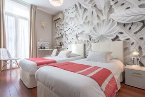 Quarto Duplo ou Twin | Com decoração personalizada, com mobília individualizada, secretária 