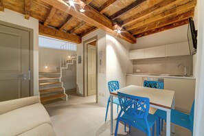 Suite Deluxe, 1 quarto | Sala de estar | Televisor de ecrã plano de 32 polegadas com canais digitais, televisor 