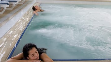 Piscina interna, funciona das 10h às 20h, guarda-sóis, espreguiçadeiras