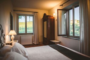 Quarto casal, 1 quarto, no piso térreo | Wi-Fi de cortesia, roupa de cama
