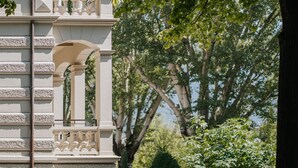 Um edifício com arquitetura clássica, incluindo colunas e uma varanda.