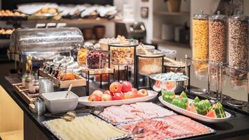 Café da manhã com buffet grátis todos os dias