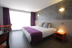 Minibar, cofre no quarto, secretária, cortinas/cortinados opacos 