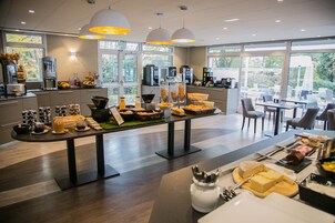 Café da manhã com buffet todos os dias mediante uma taxa