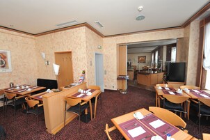 Pequeno-almoço tipo buffet diário (18 EUR por pessoa) 