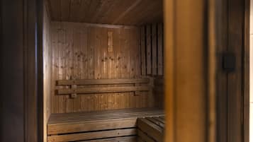 Uma sauna com bancos de madeira e teto inclinado.